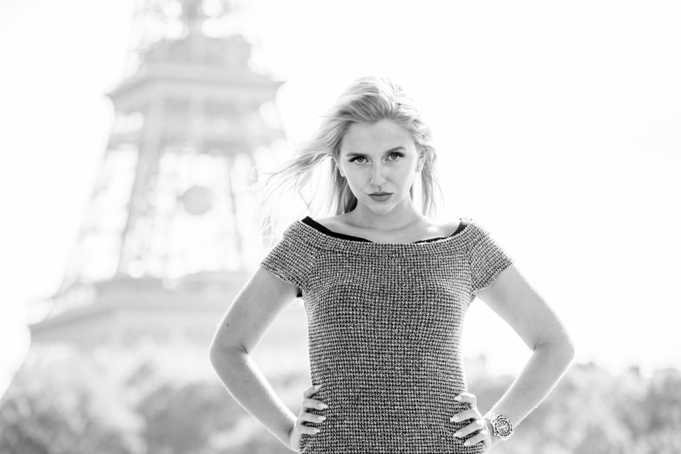 Sexy Pin-UP girls und Fotograf in Paris am Eiffelturm